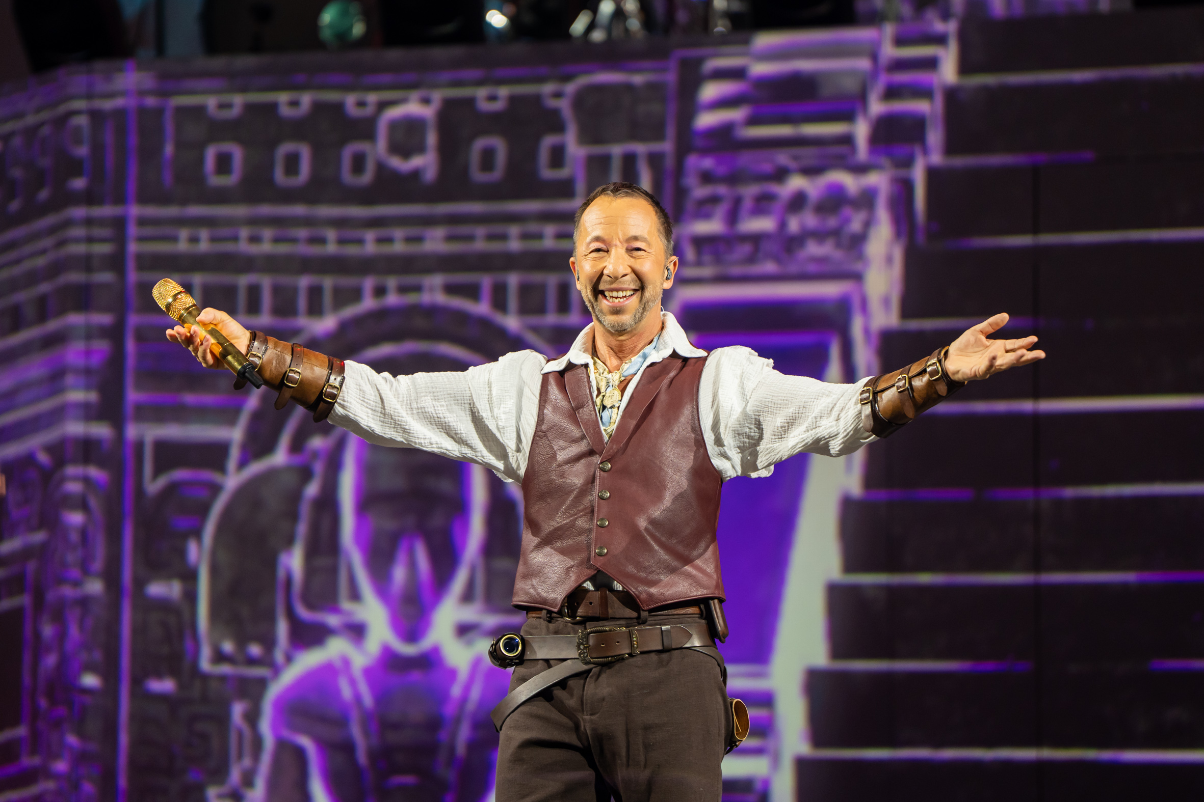 DJ BoBo feiert Weltpremiere seiner neuen Tour in der Europa-Park Arena ...
